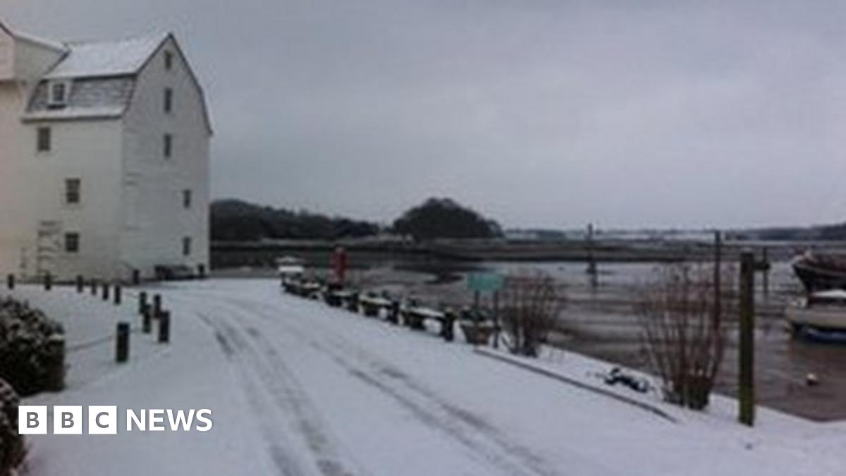 Suffolk weather: Snowfall causes schools to close - BBC News