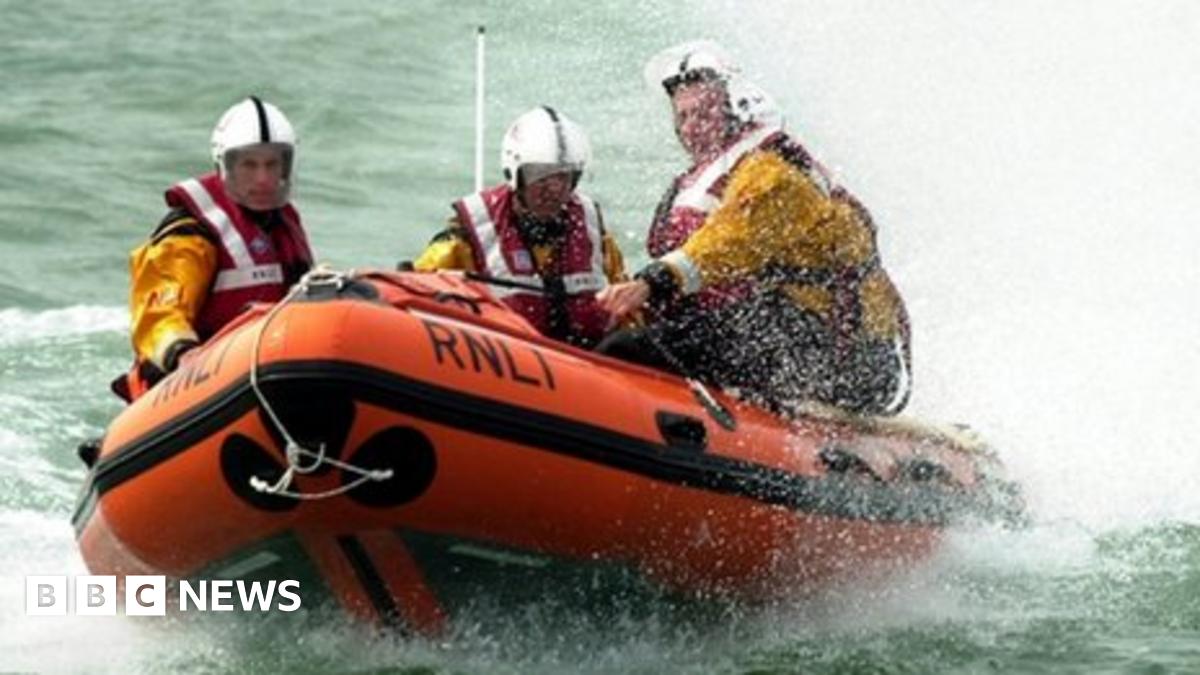 Sunderland teenager rescued after dinghy sunk by darts - BBC News