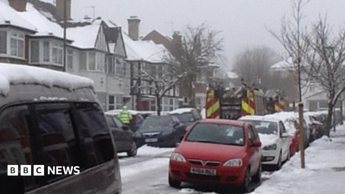 Two bodies found in North Finchley house fire - BBC News