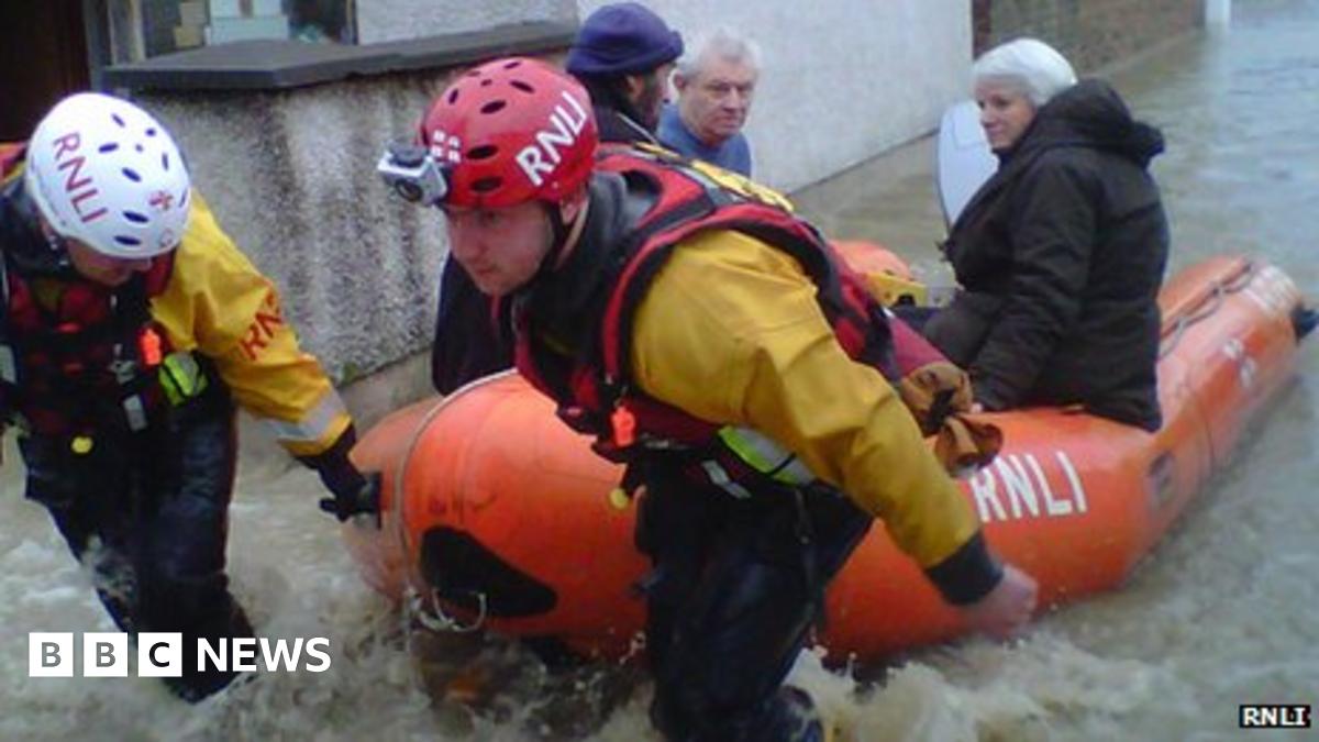 RNLI: Flood rescues raise 2012 figures in Wales - BBC News