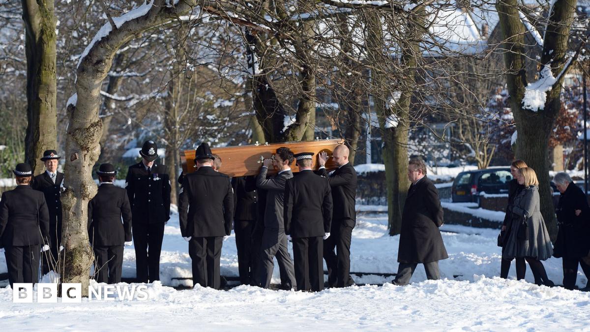 Crash PC Andrew Bramma's funeral held in Pudsey - BBC News