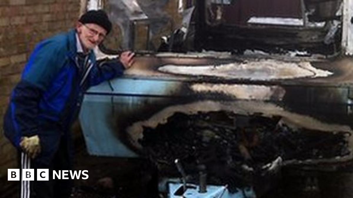 Roy Griffiths pulls caravan on fire away from Colchester home - BBC News