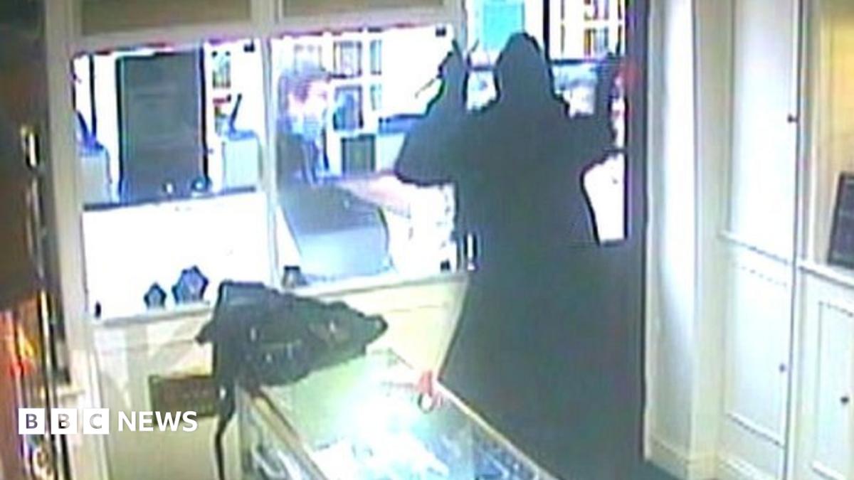 St Neots jeweller Jack Goldstraw confronts armed raider - BBC News