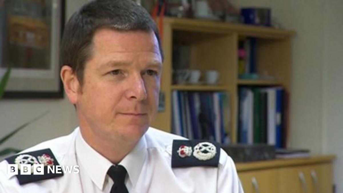 Outgoing Hampshire Chief Constable Alex Marshall warns on cuts - BBC News