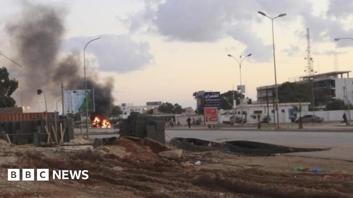 Britons urged to leave Benghazi over 'imminent threat' - BBC News