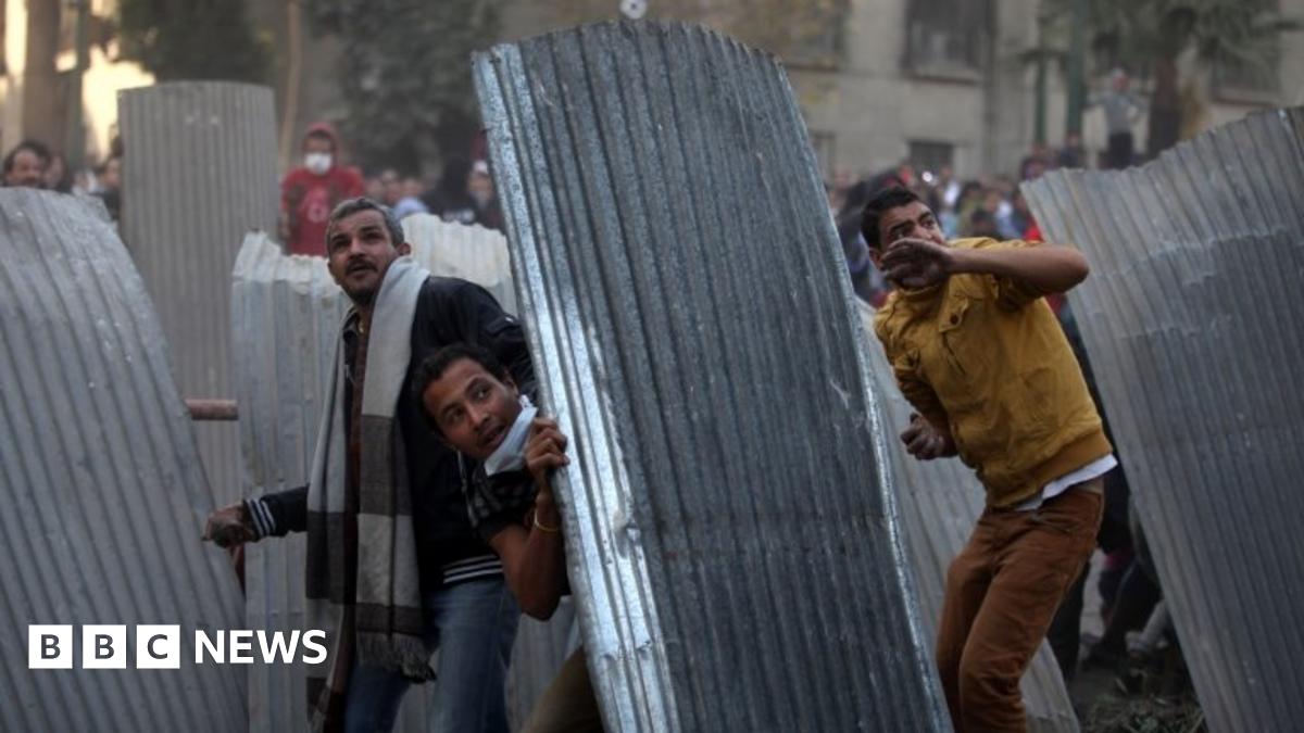 Fatal clashes on Egypt uprising anniversary - BBC News
