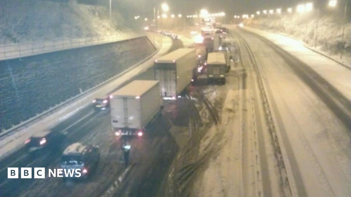 M6 snow leaves drivers stranded - BBC News