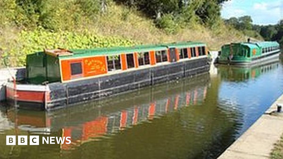 Wey & Arun Canal restoration moves to next lock - BBC News