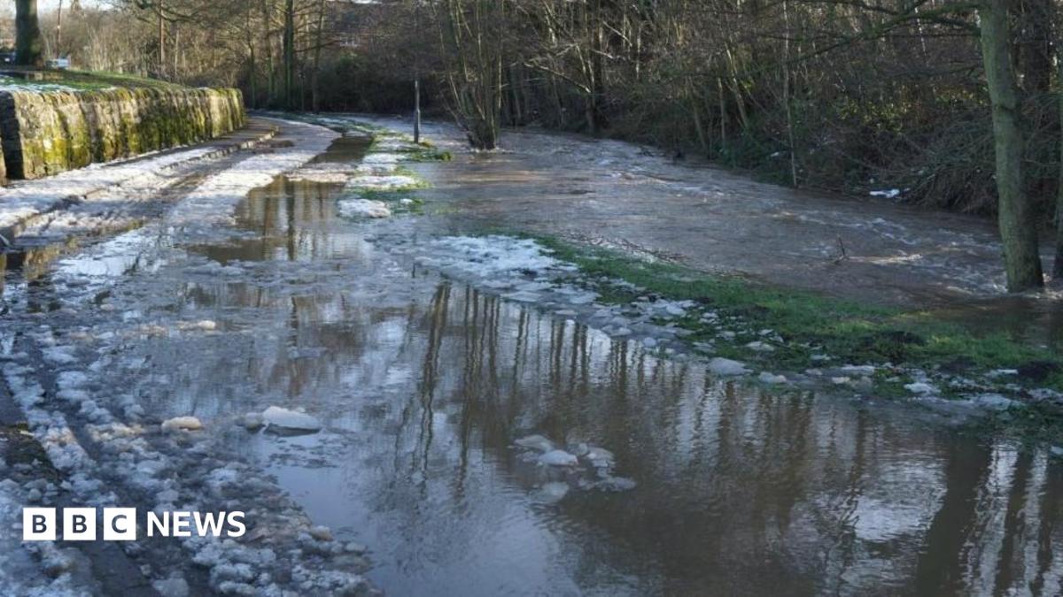 Flooding hits Derbyshire after snow thaws - BBC News