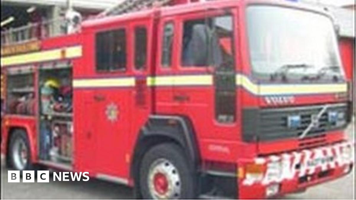 Driver cut free after M4 accident between Pencoed and Miskin - BBC News