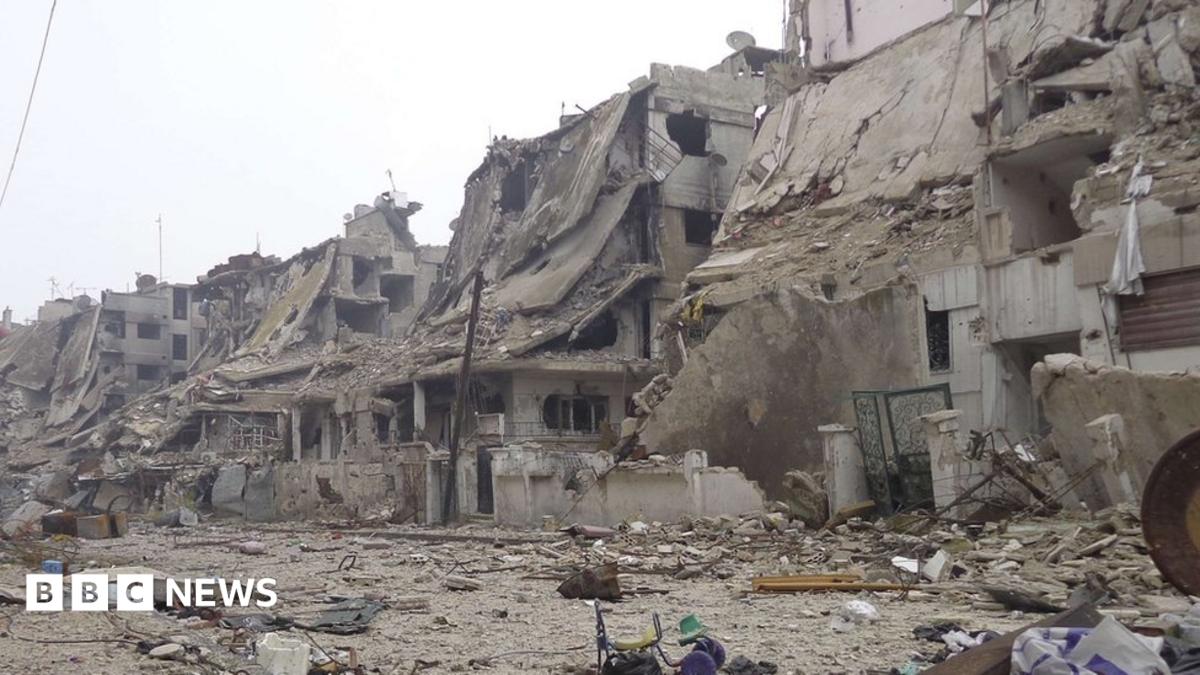 Syria crisis: Solidarity amid suffering in Homs - BBC News