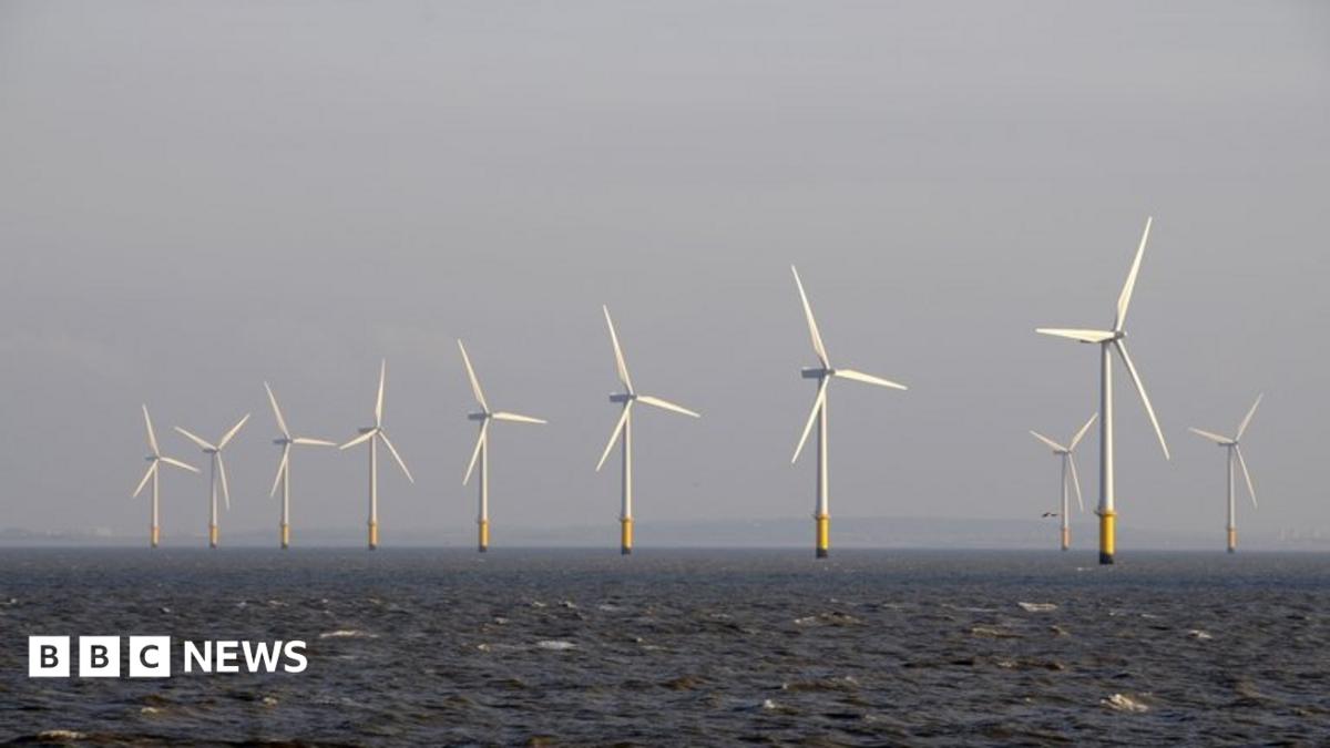 Dong Energy awarded £1m for Grimsby wind farm base - BBC News