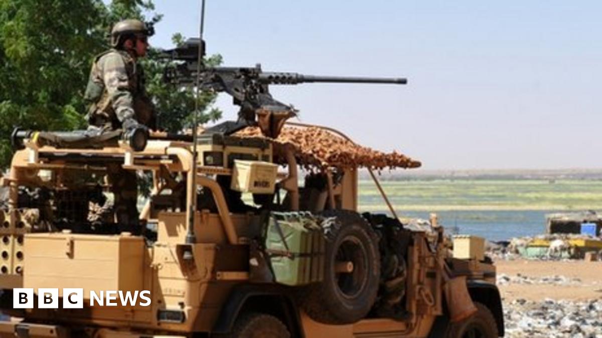 Mali conflict: Sandstorm 'blocks' French troops advance - BBC News