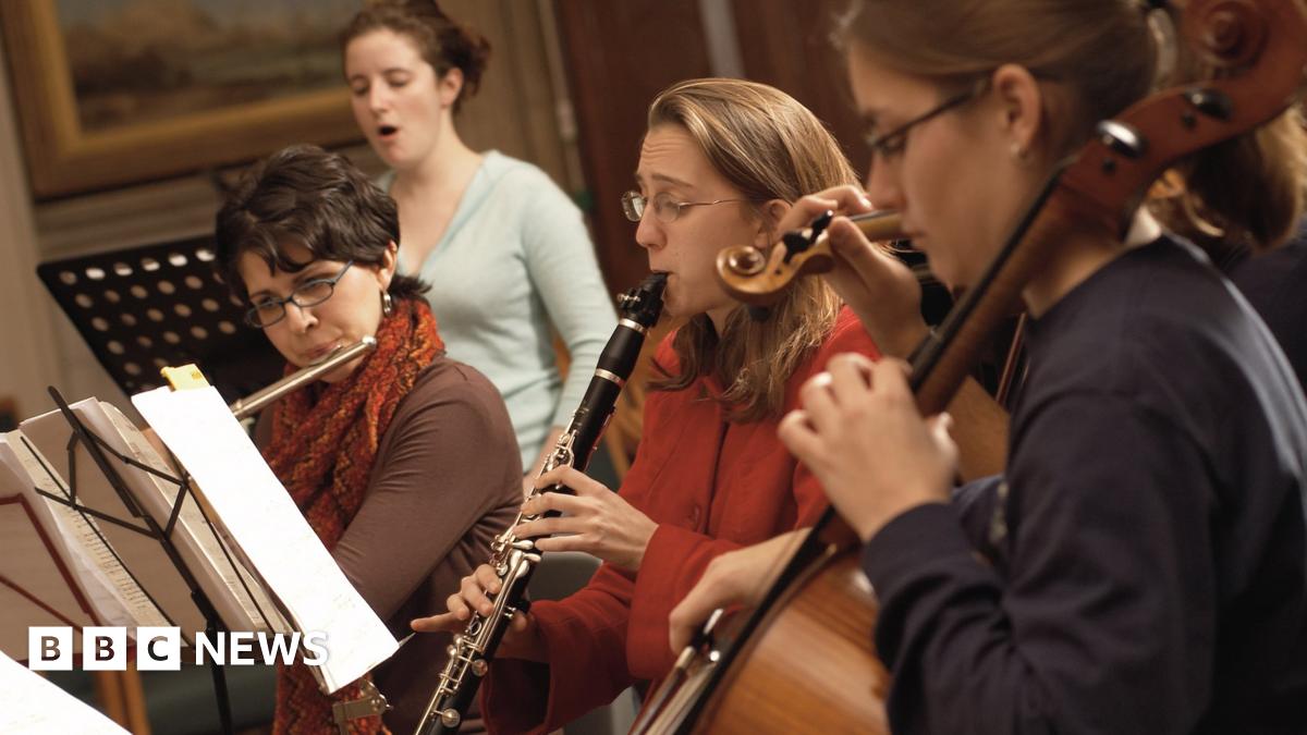Queen bestows Regius Professorship on Royal Holloway - BBC News