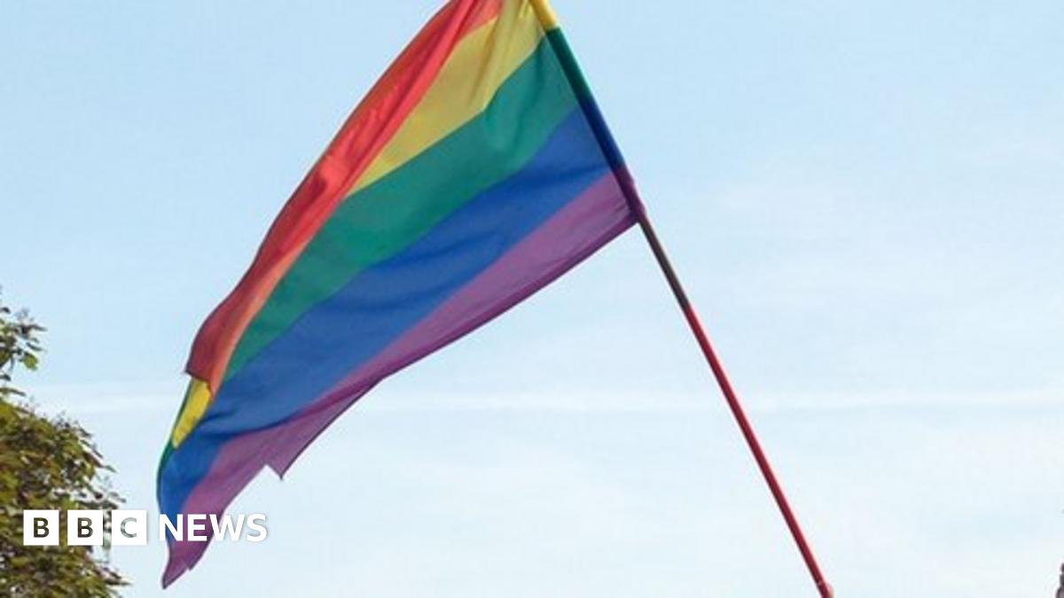 Leicestershire Police force to fly rainbow flag - BBC News