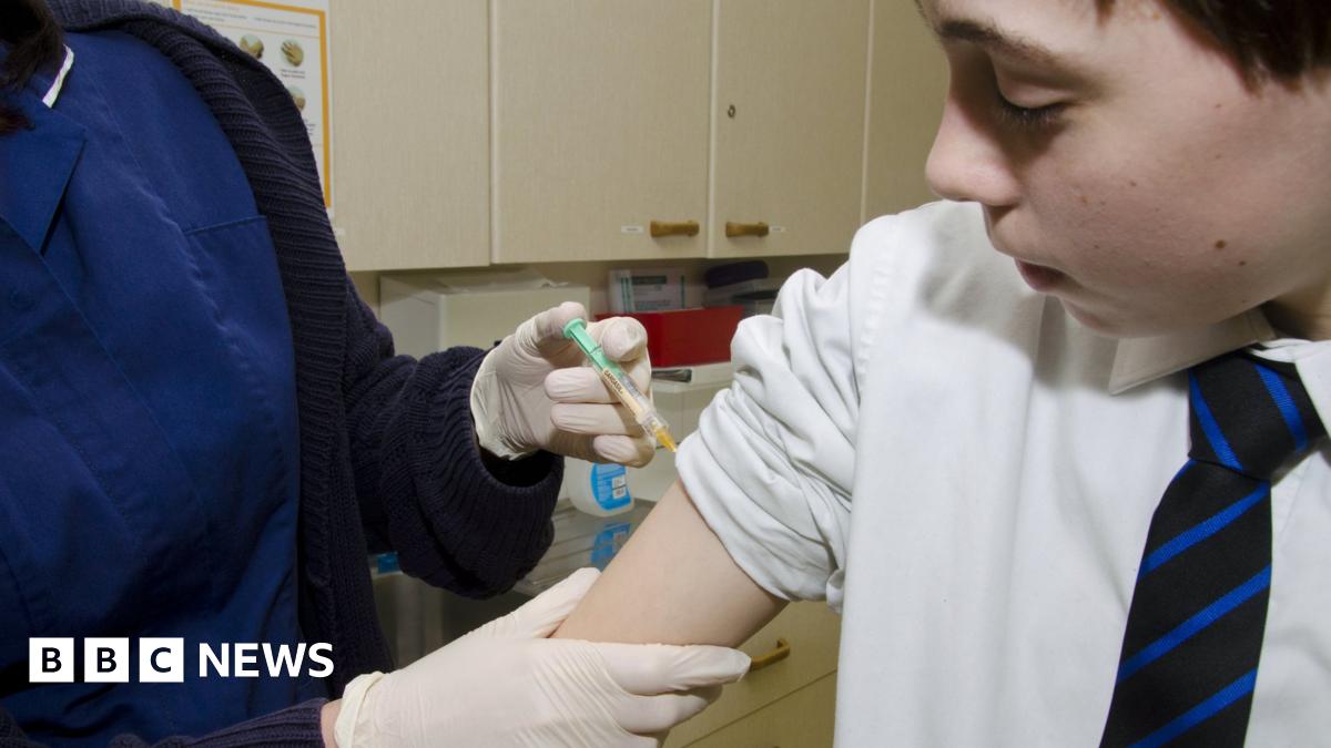 'Universal HPV vaccination' call - BBC News