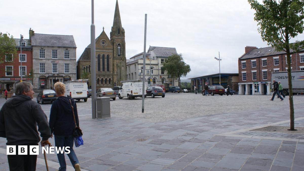 Caernarfon traders bid to share Castle Square market space - BBC News
