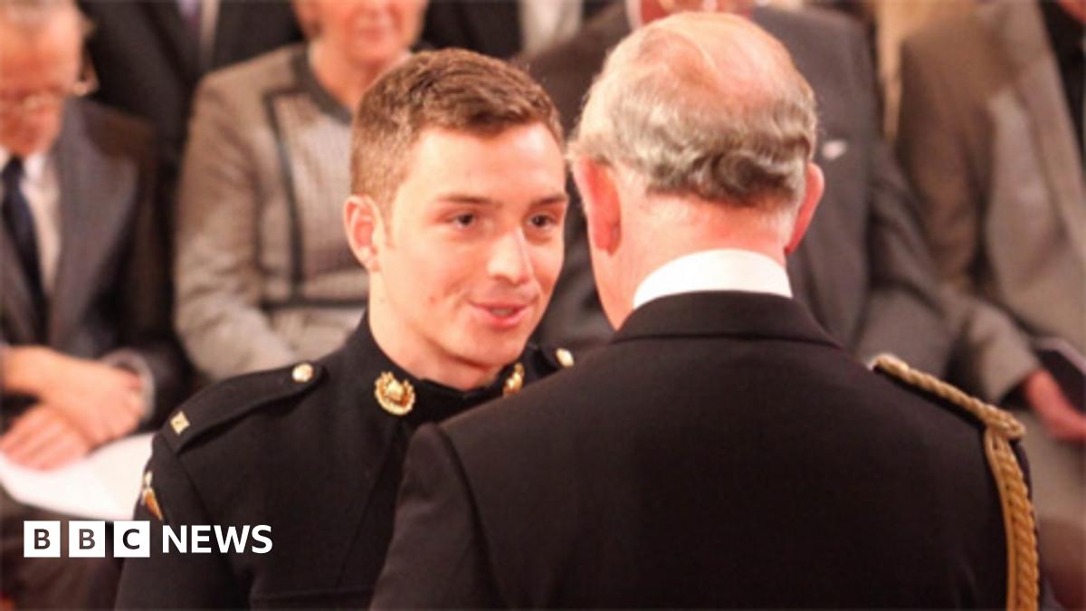 Royal Marine Mark Williams awarded Military Cross - BBC News