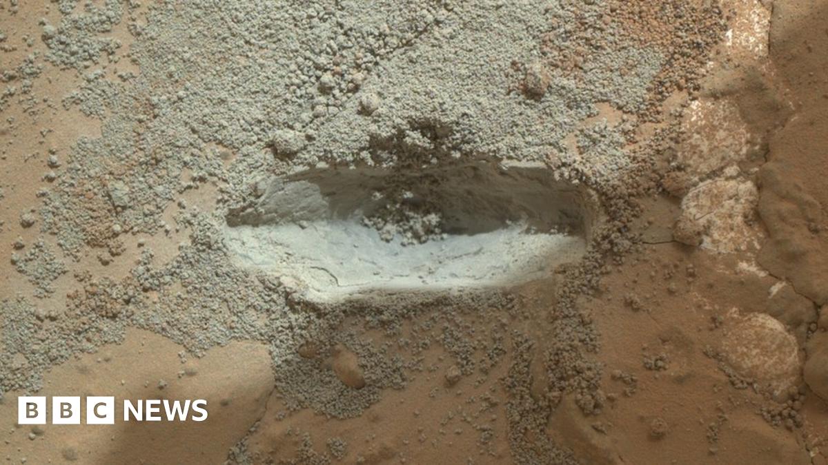 Curiosity Mars rover hammers into rock - BBC News