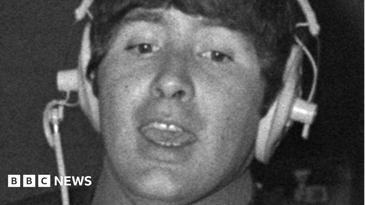 Reg Presley of The Troggs dies aged 71 - BBC News