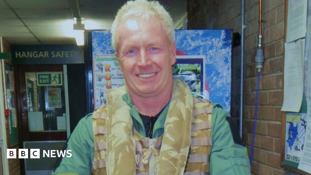 Wiltshire 'flying fire engine' pilot Jeremy Paxton dies - BBC News