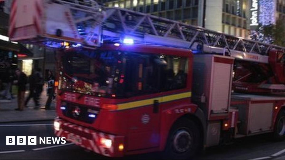 Putney house fire: Man's body found - BBC News