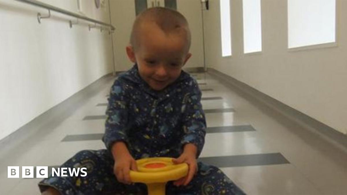 Charlie Harris-Beard's leukaemia battle in social media campaign - BBC News