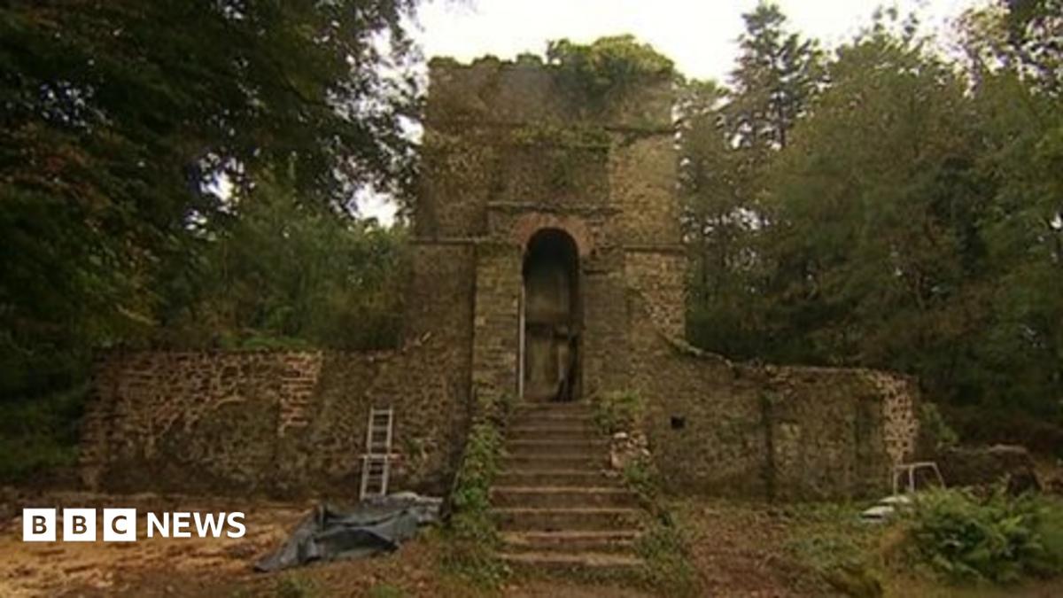 Pentillie Castle: Body found in knight's grave hunt - BBC News