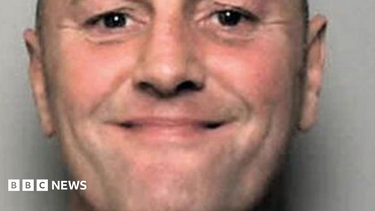 Vigilante Jason Baker jailed for Blackwood acid attack - BBC News