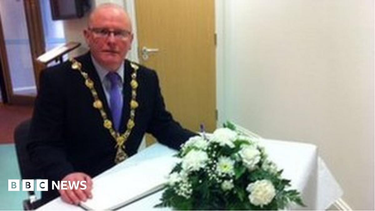 Philippa Reynolds: Book of condolence opens in Londonderry - BBC News