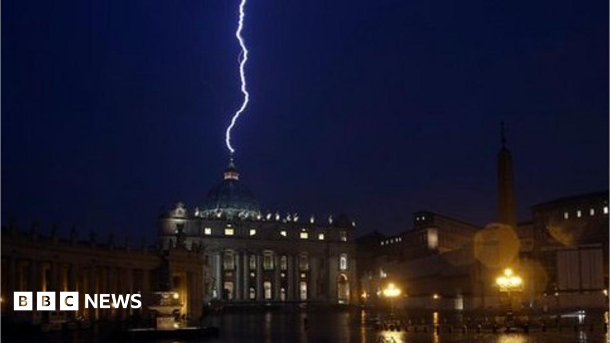 Lightning really does strike twice - BBC News