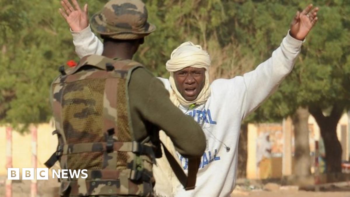 Mali conflict: Fear overtakes joy in Gao - BBC News