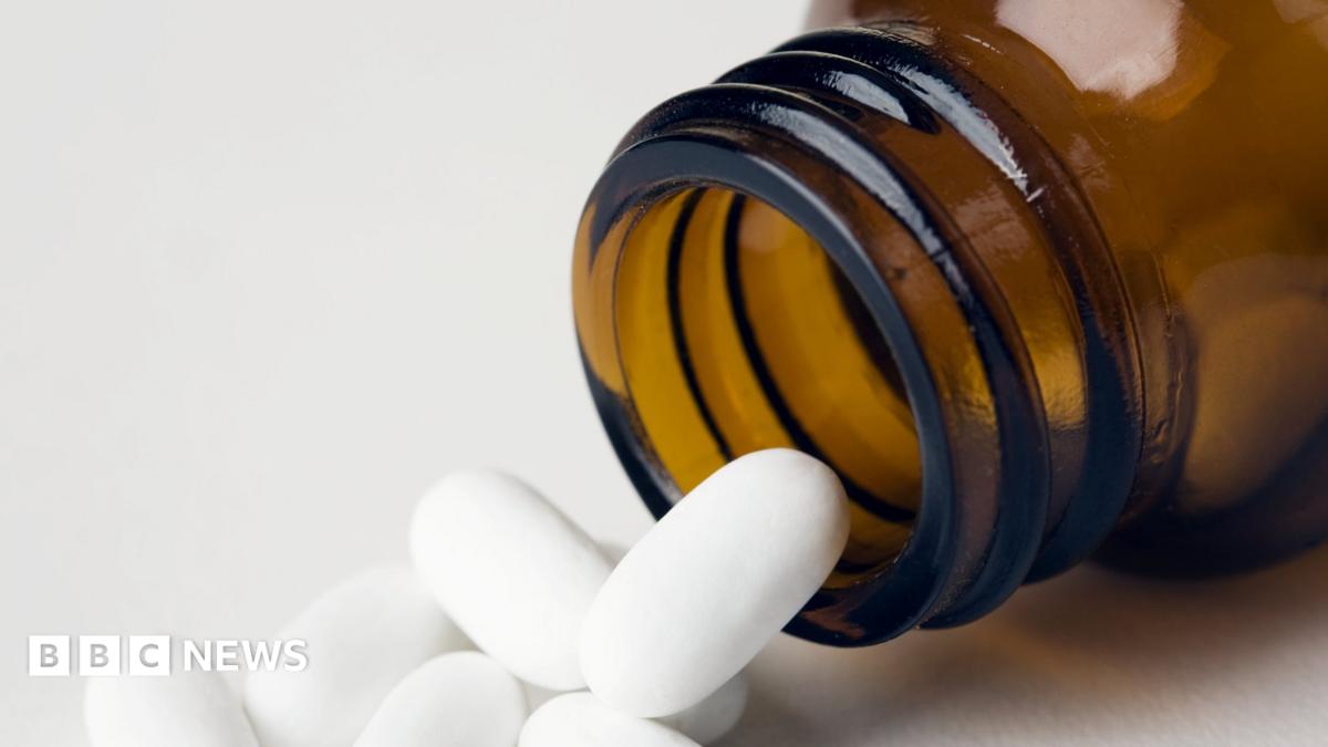 Painkiller drug diclofenac 'overused' despite heart risk - BBC News