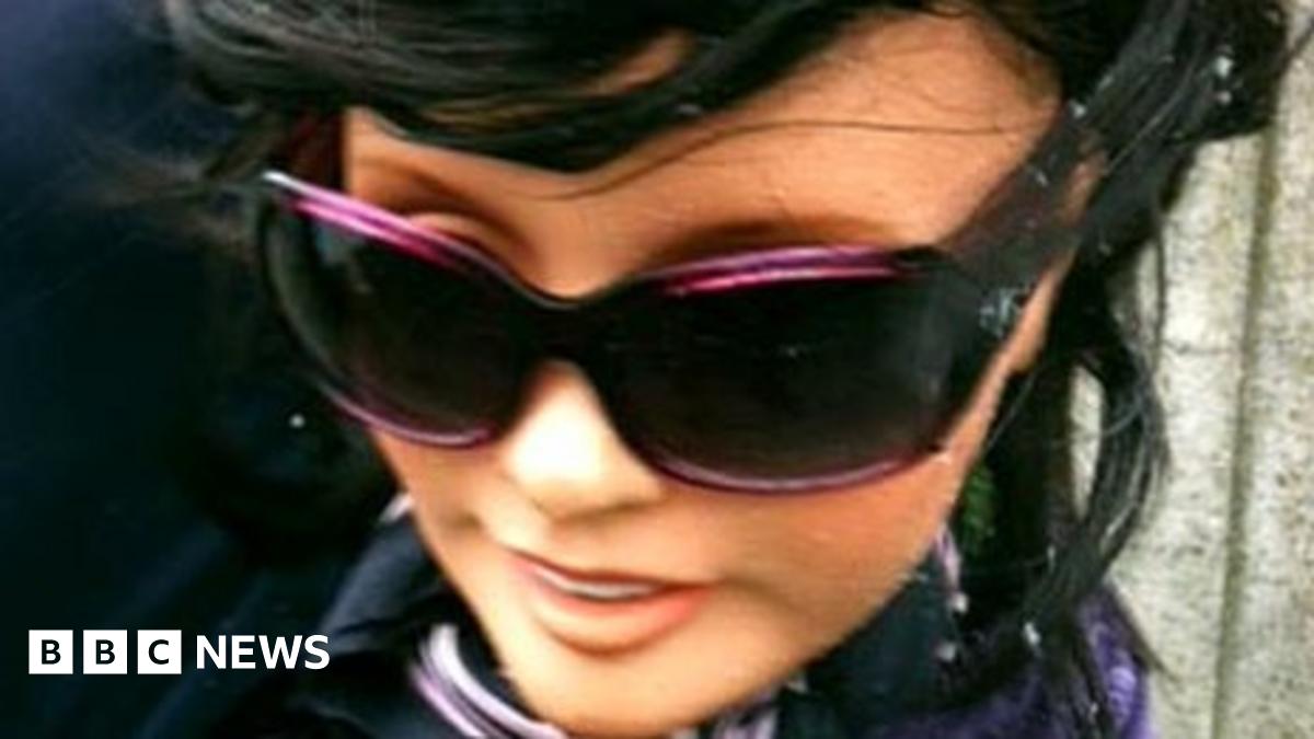 Renee Slater reunited with election mannequin Helena Torry - BBC News