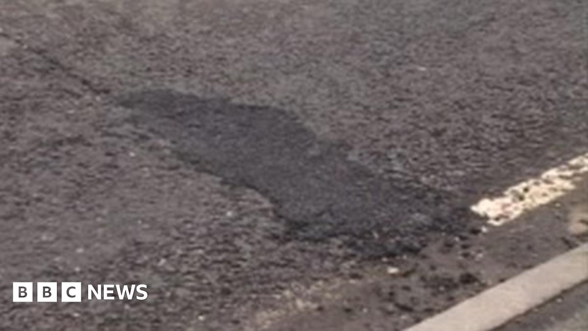 Market Rasen crash: Cyclist dies in hospital - BBC News