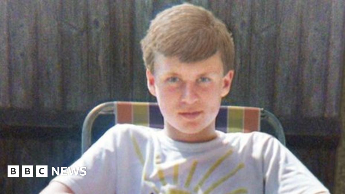 Lee Boxell case: Fresh appeal 25 years on for missing teen - BBC News