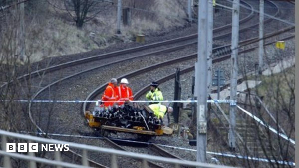 Tebay rail deaths anniversary: Ceremony held at memorial - BBC News