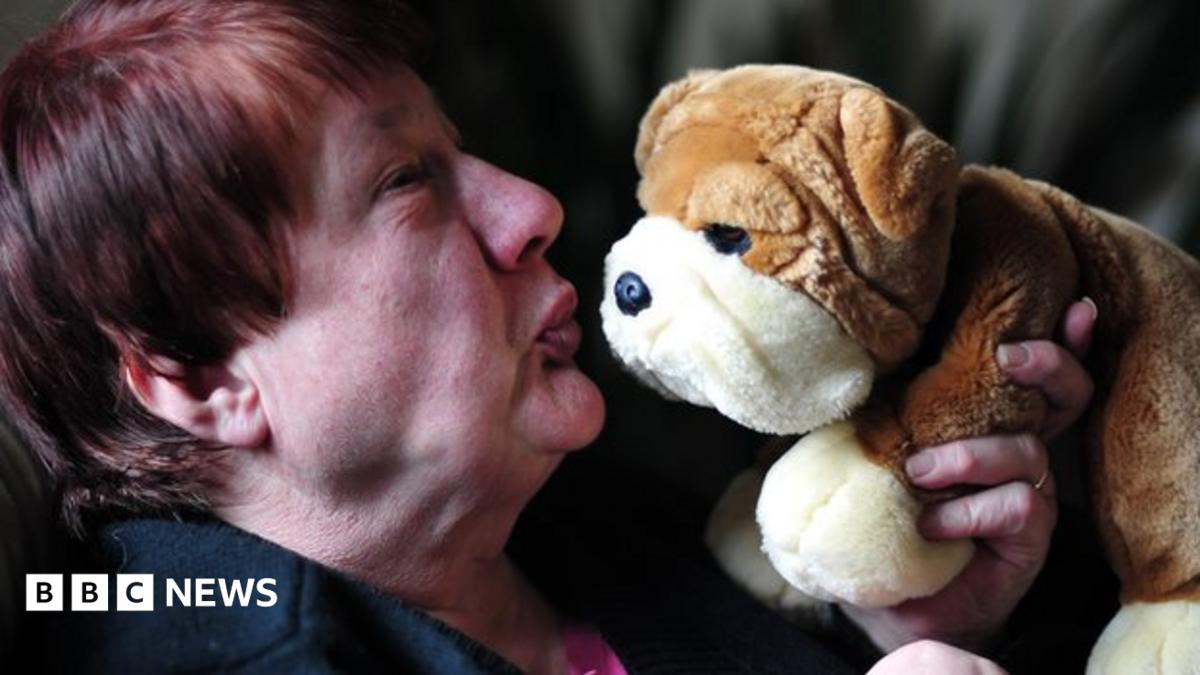 Coggeshall woman 'plagued' by How Much is that Doggie song - BBC News