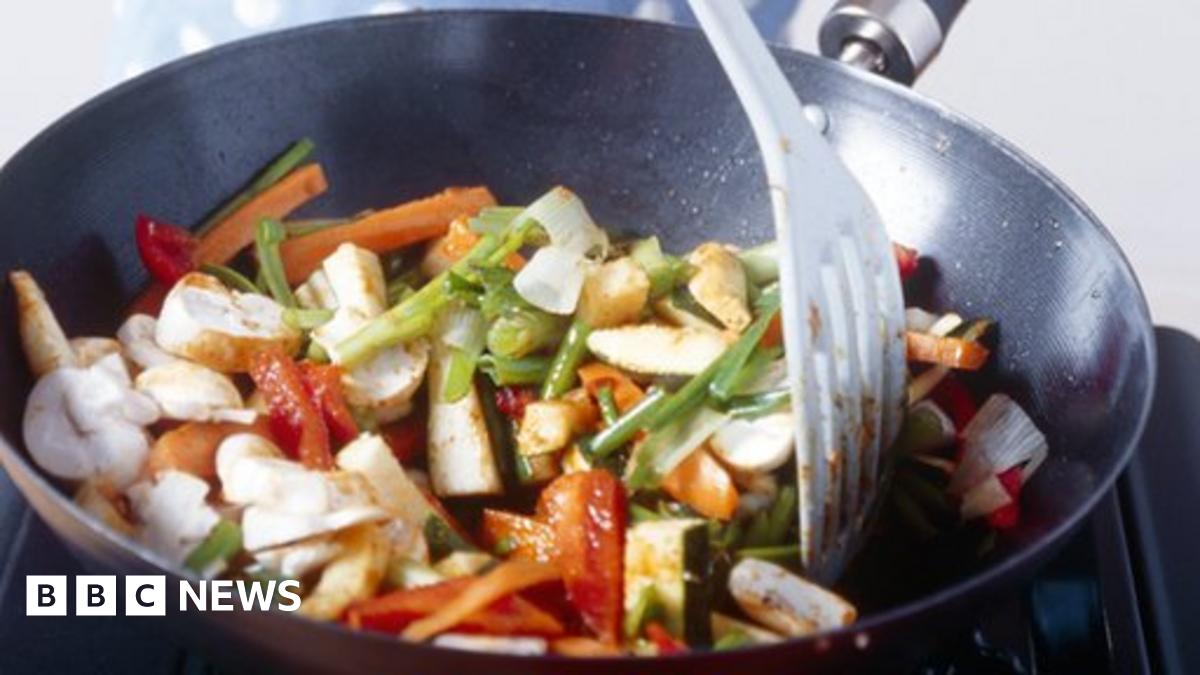 Cooking classes 'a boost to healthy diet' - BBC News