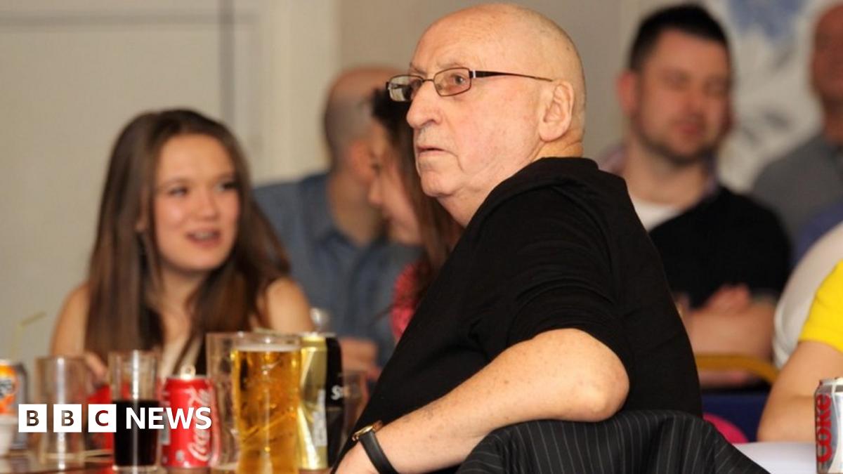 Brian Coleman: Auction for boxing's unsung hero raises £3,000 - BBC News