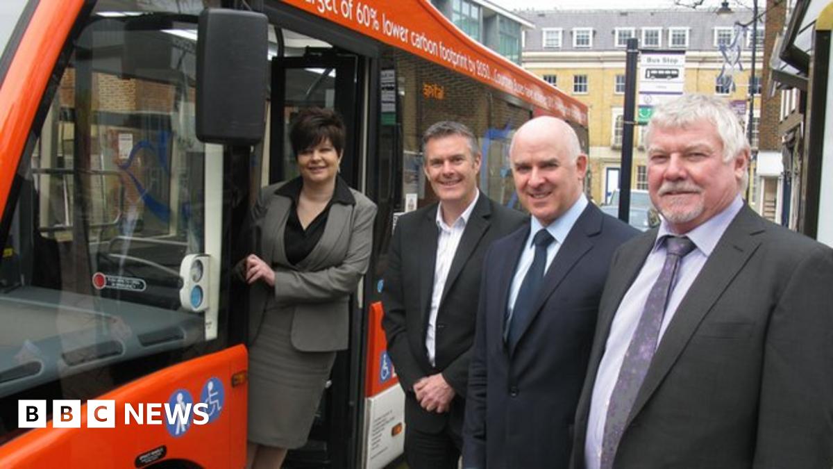Maidenhead's new colour-coded buses start work - BBC News
