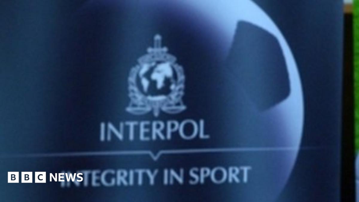 Football 'match-fixer' Dan Tan with Singapore police - BBC News