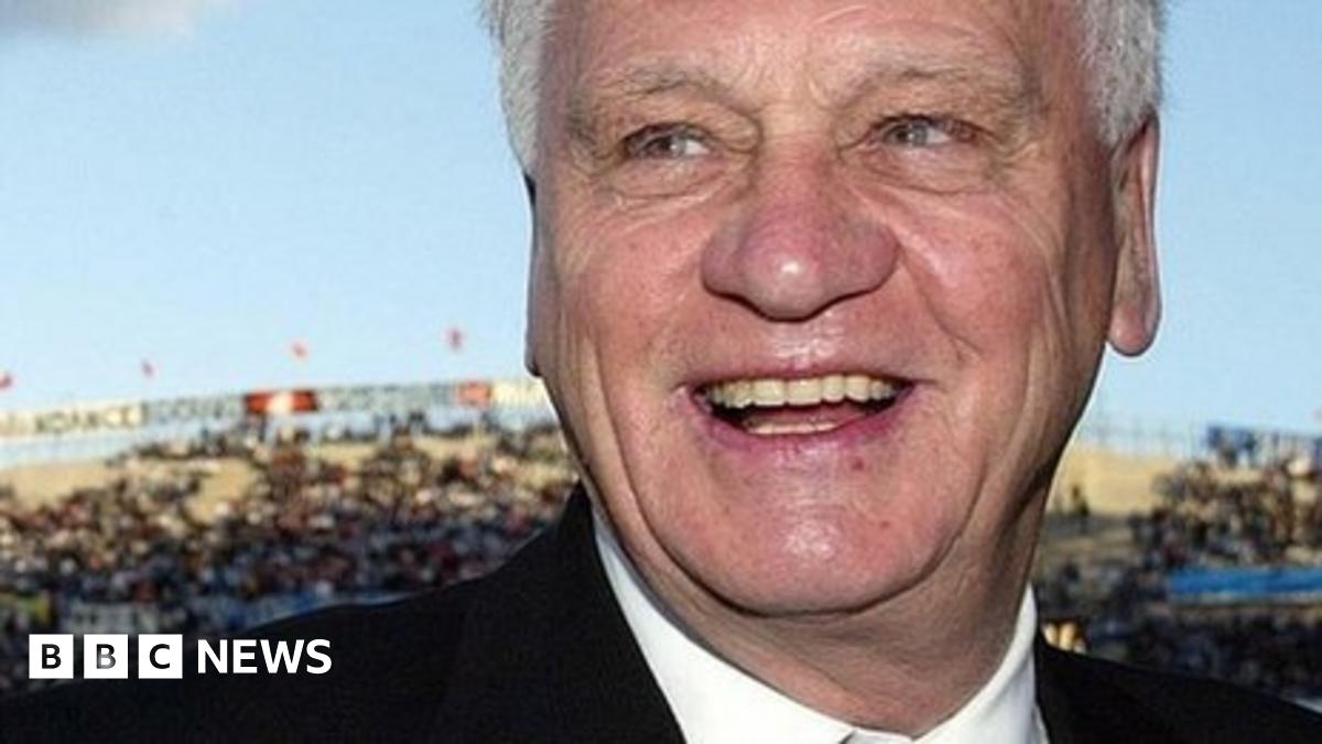 Sir Bobby Robson cancer charity sets £1m auction target - BBC News