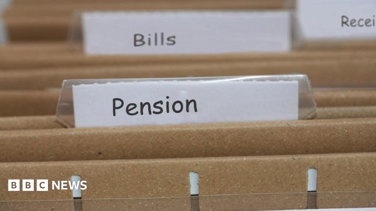 MPs call for sole pensions regulator - BBC News