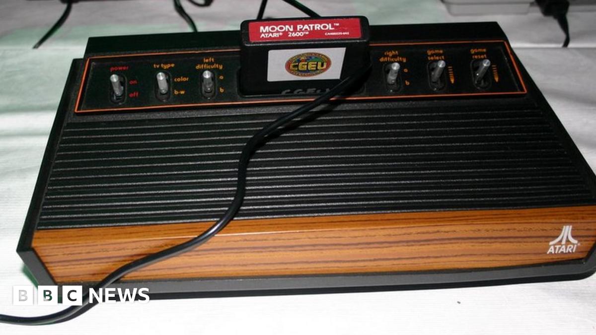 Margate celebrates video games and pinball machines - BBC News