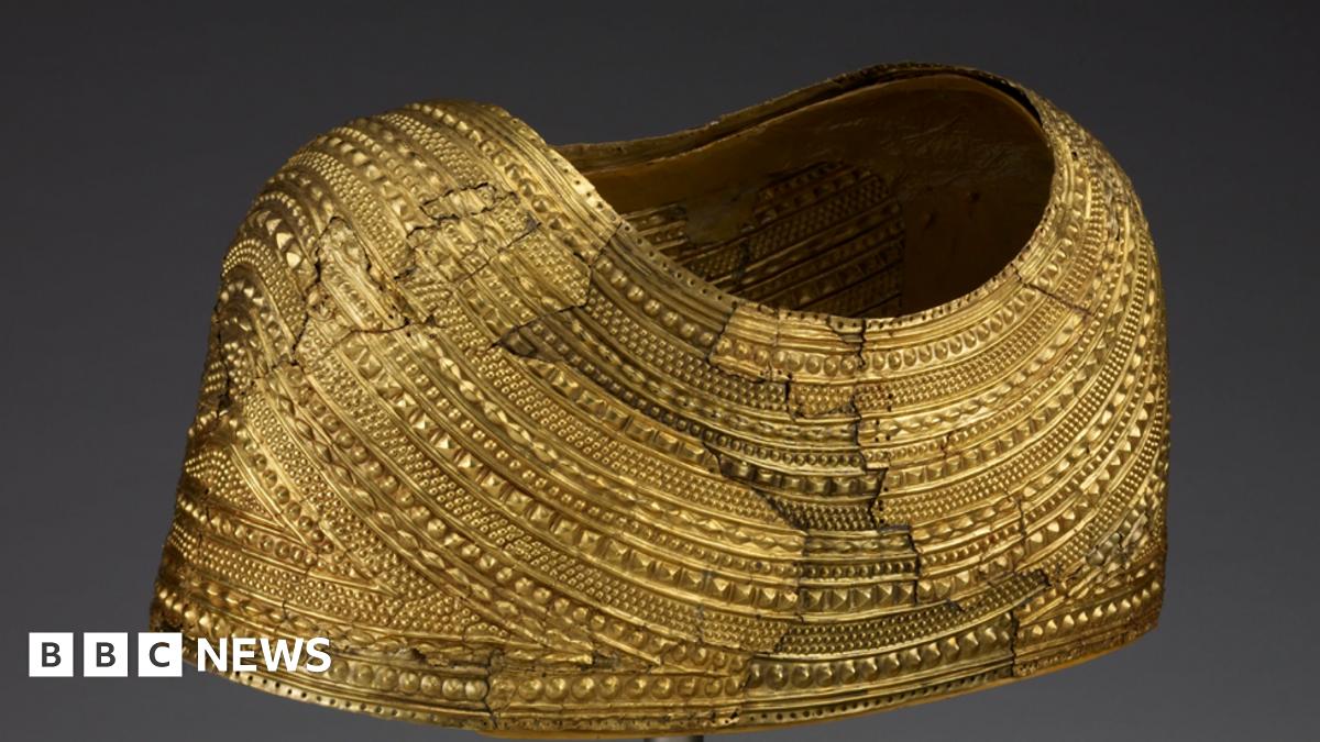 Mold Gold Cape on display at Wrexham Museum - BBC News