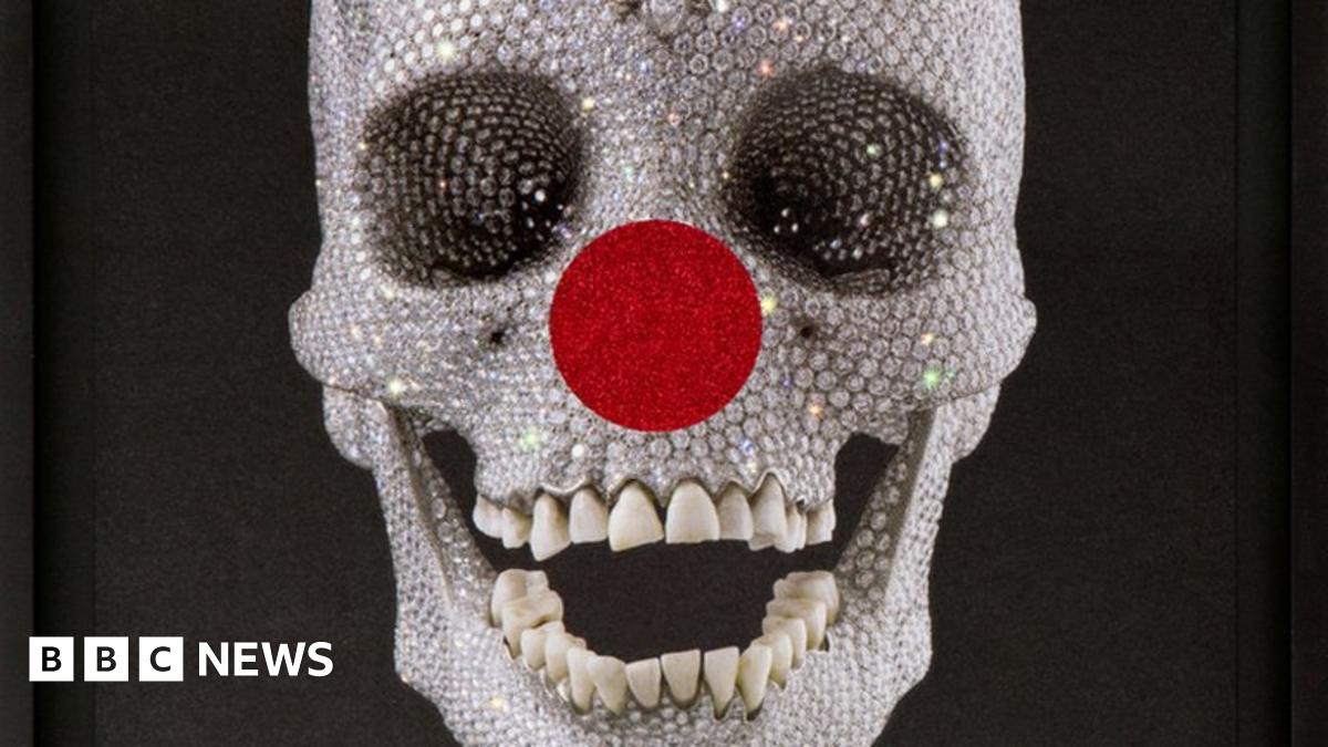 Damien Hirst skull gets Comic Relief red nose - BBC News