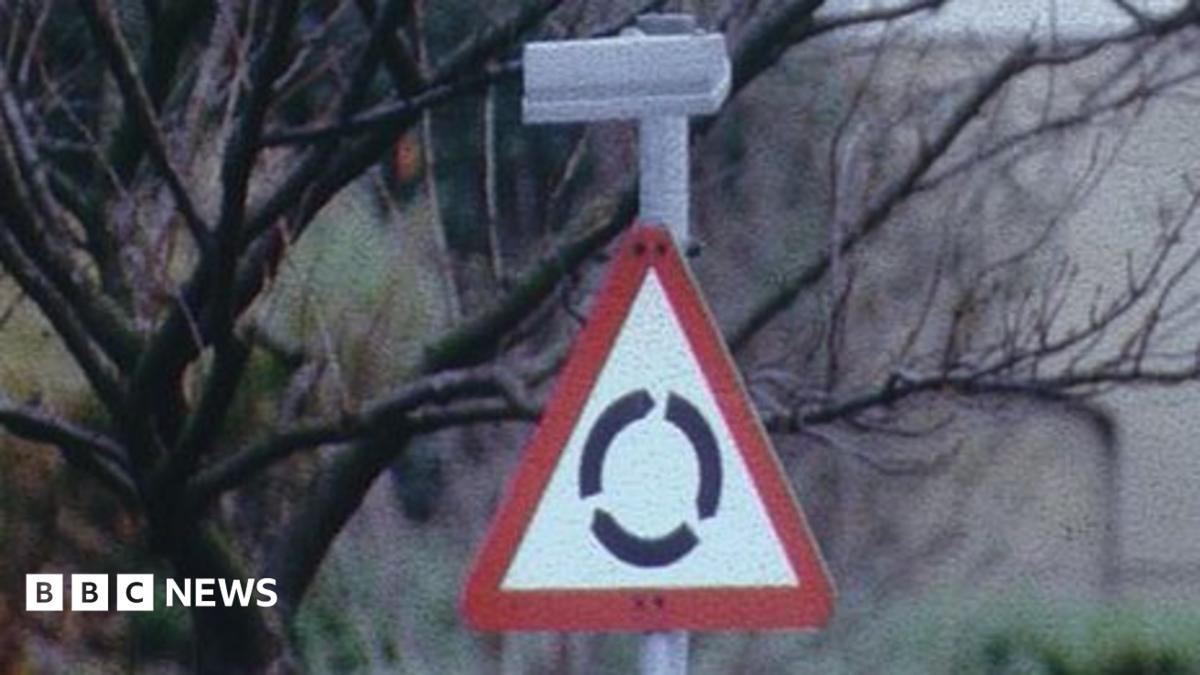 Tavistock removing more than 50 'repetitive' road signs - BBC News