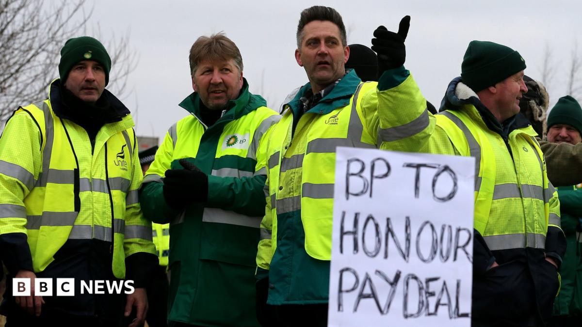 BP tanker drivers continue Grangemouth strike action - BBC News