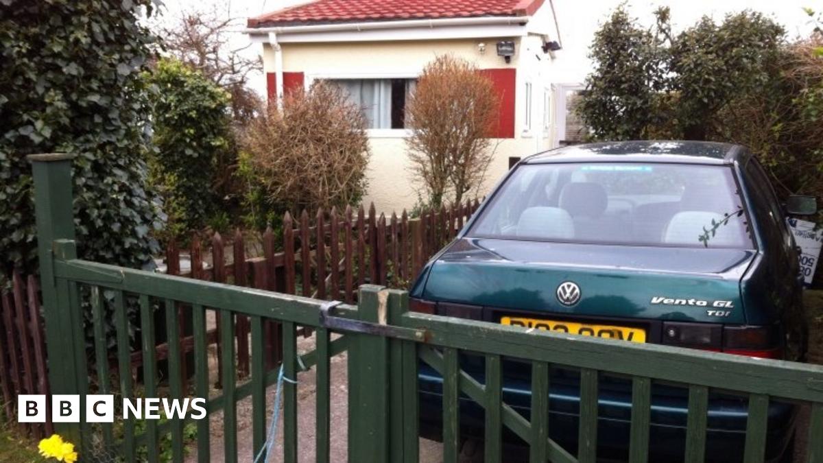 Carbon monoxide deaths: Family 'unconscious in minutes' - BBC News